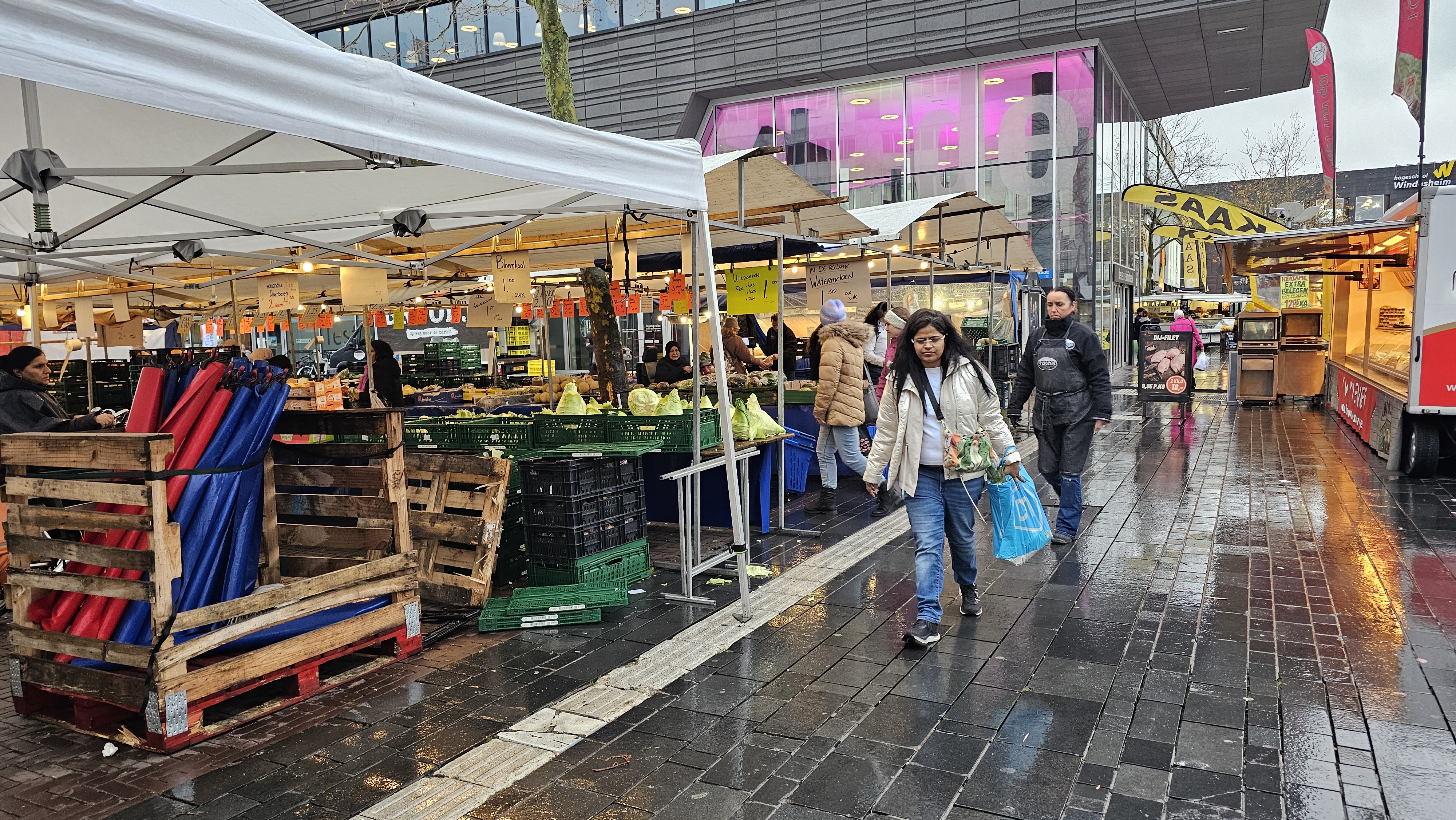 Omroep Flevoland - Nieuws - Meer groen op het Stadhuisplein? Wat ...