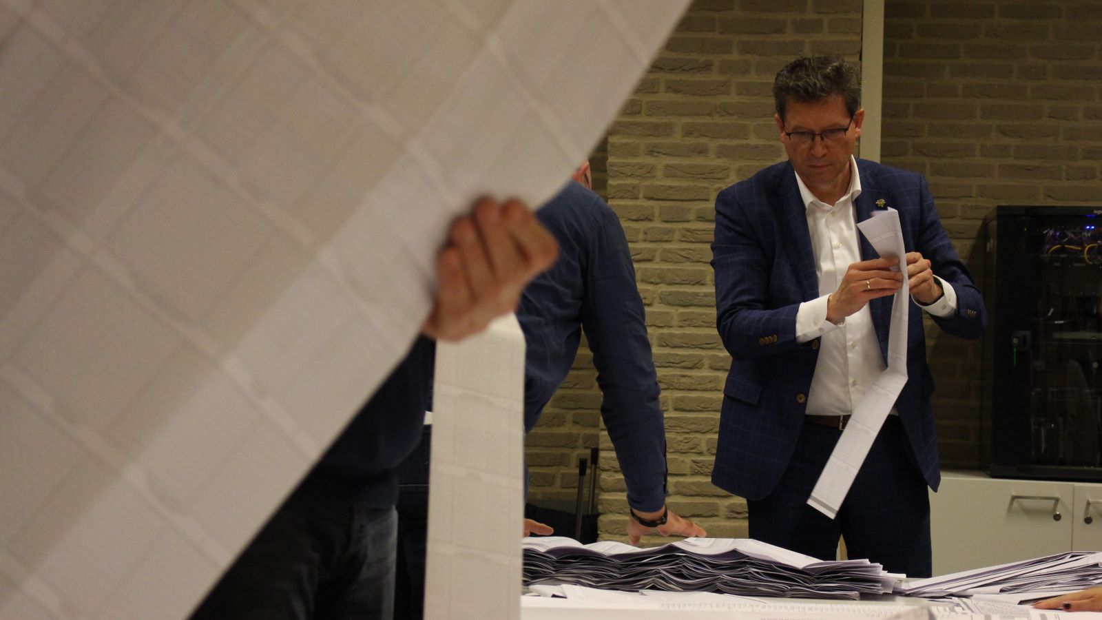 Omroep Flevoland - Nieuws - Tot diep in de nacht stemmen tellen: 'Ik ...