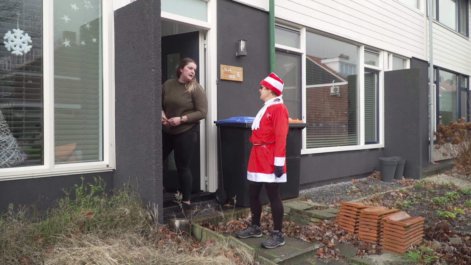 Omroep Flevoland - Nieuws - Postbode in kerstoutfit brengt vrolijkheid ...