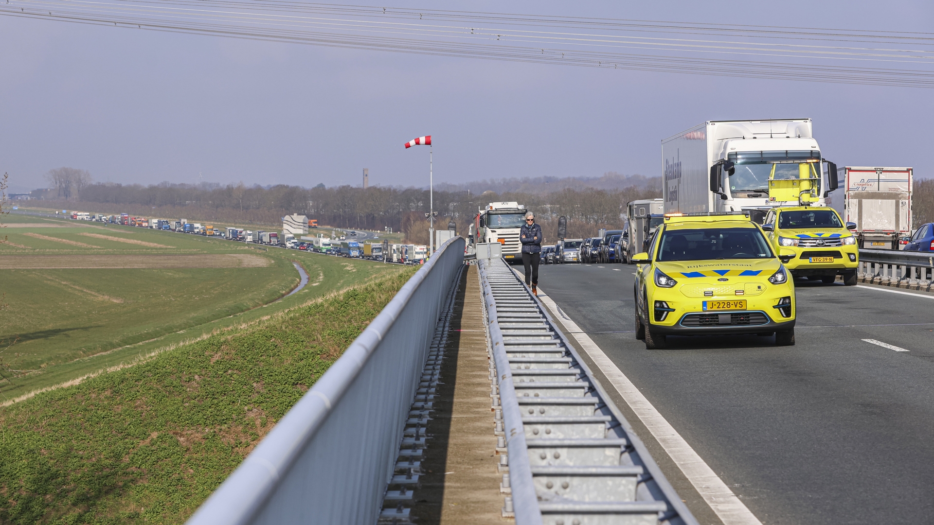 Omroep Flevoland - Nieuws - Kettingbotsing met vijf voertuigen op N50 ...